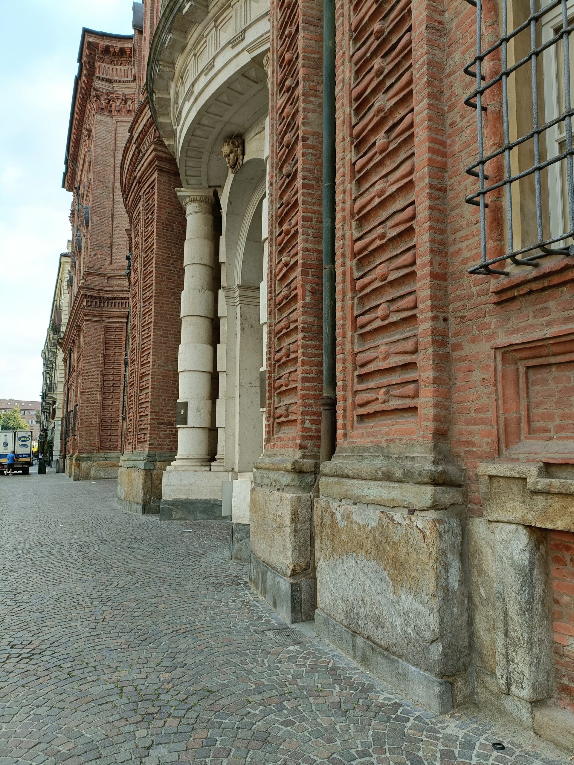 7. PIAZZA CARIGNANO – Museo Egizio